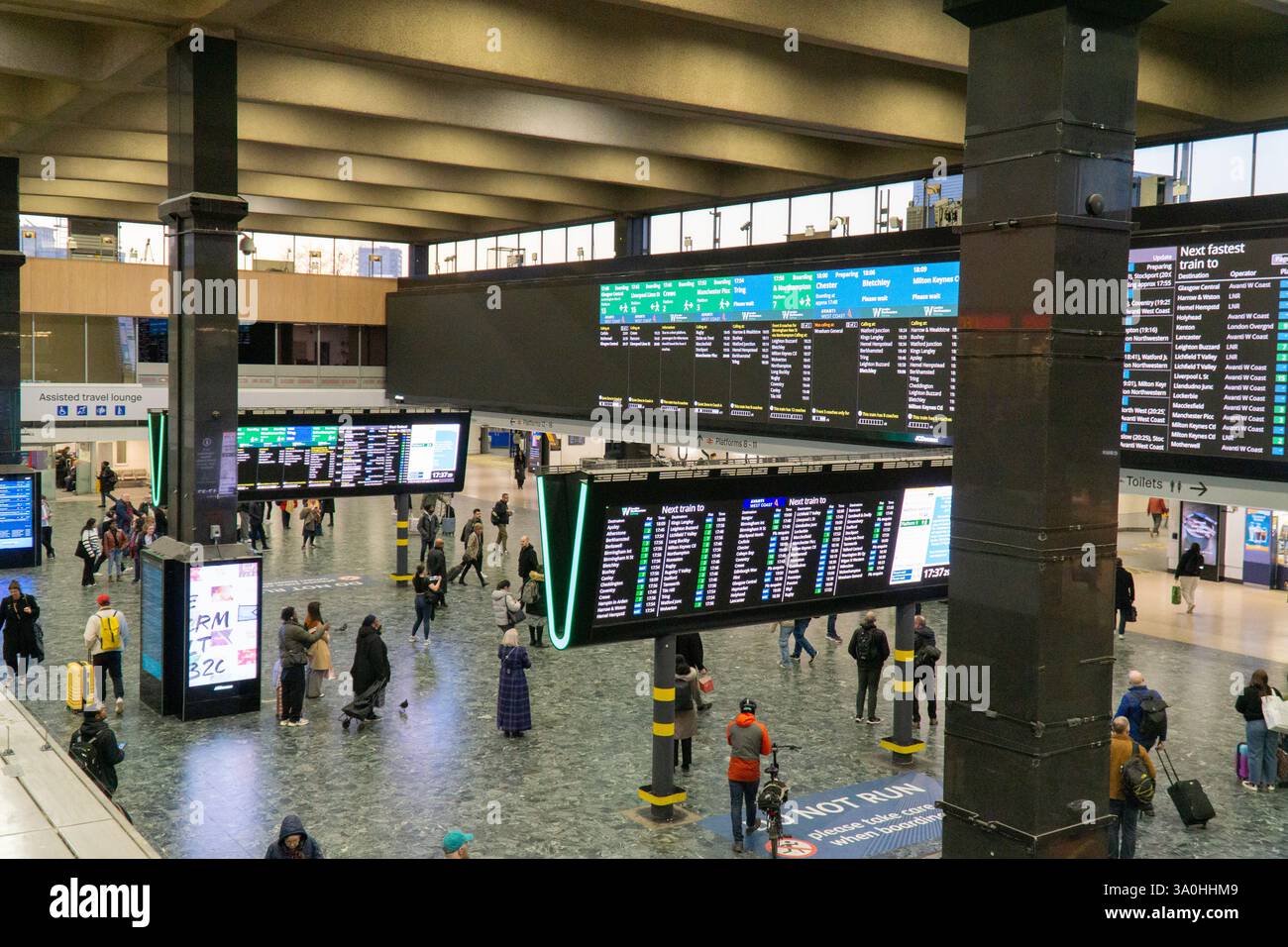 London, UK, 3 March 2025: At Euston train station the concourse has ...
