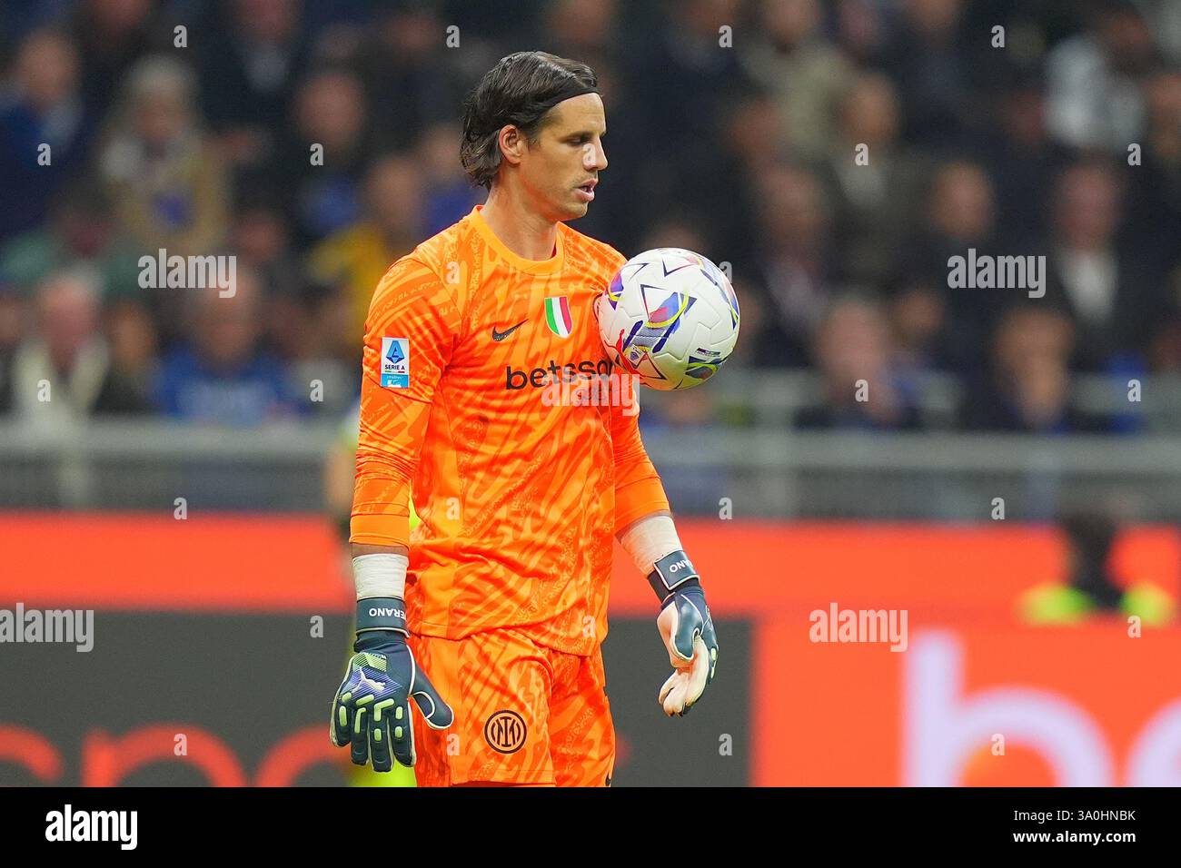 Milano, Italia. 27th Oct, 2024. Inter Milan's goalkeeper Yann Sommer ...