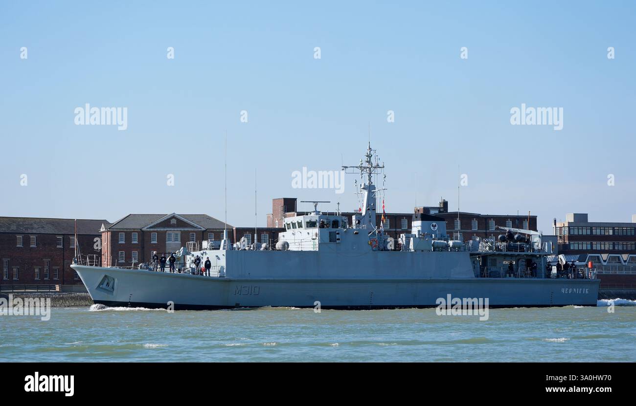 The Ukrainian Navy minehunter Chernihiv (ex HMS Grimsby) leaves ...
