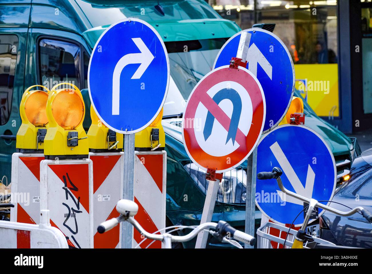 Düsseldorf 04.03.2025 Verkehrszeichen Schilderwald Verkehrsschilder ...