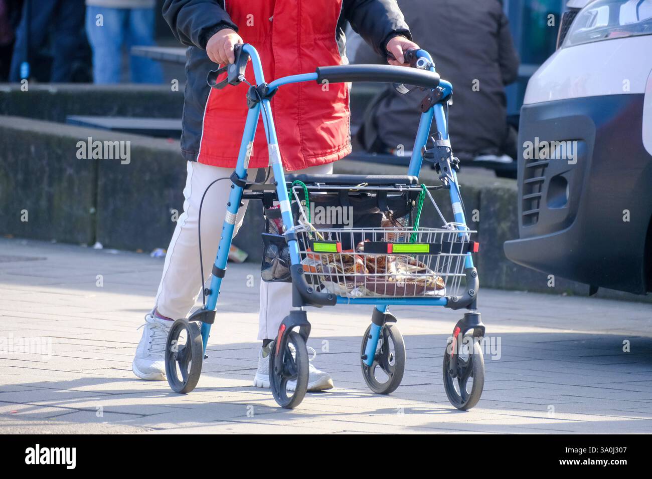 Düsseldorf 04.03.2025 Rollator Kombination Gehilfe Senioren Seniorin ...