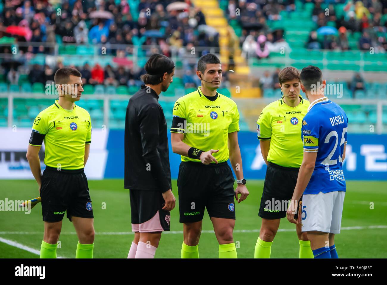 Palermo, Italy. 30th Jan, 2025. Coin toss by referee Mario Perri for ...