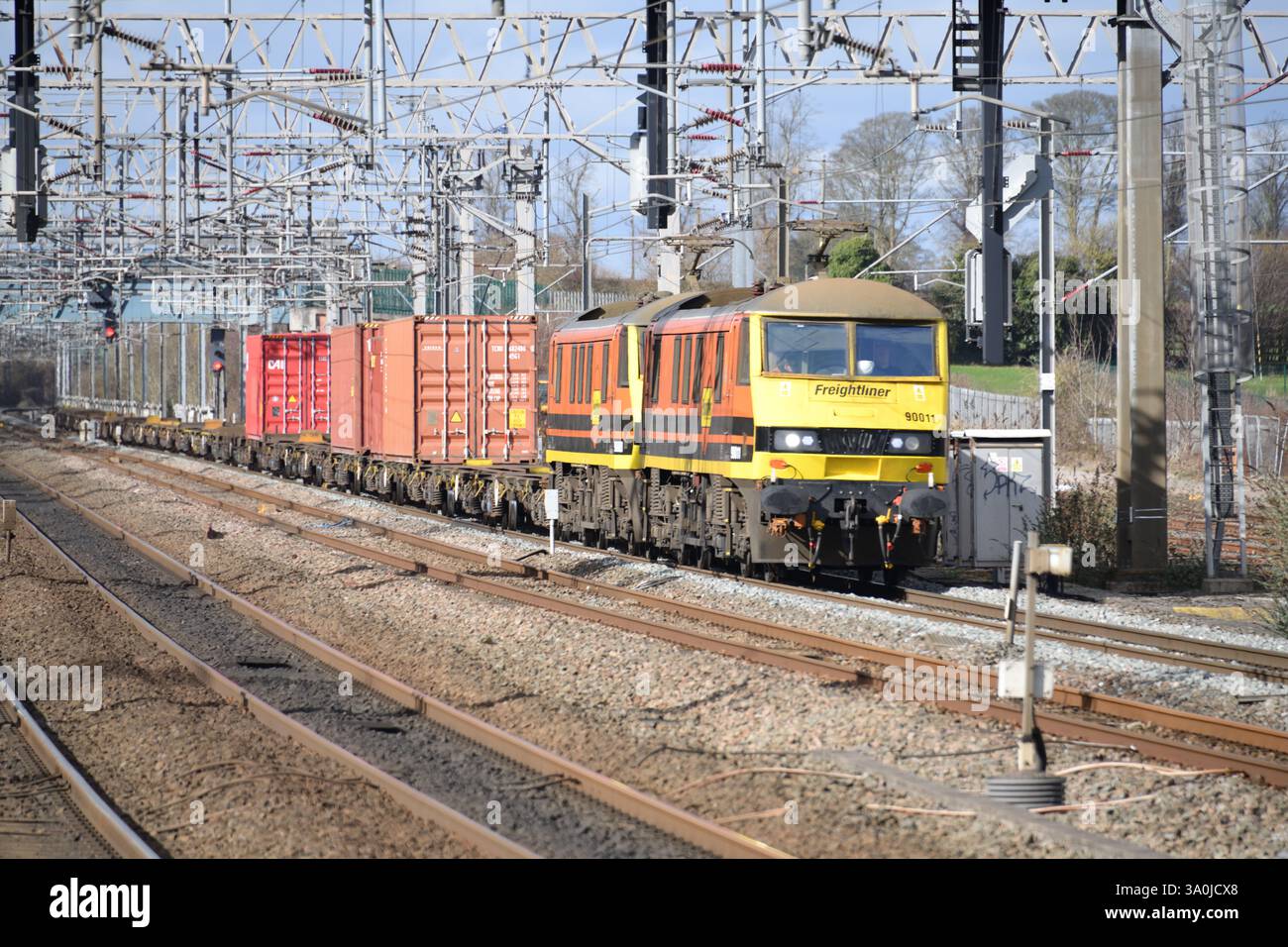 Freightliner Class 90 Electric Locomotives 90011 and 90009 lead 4L67 ...