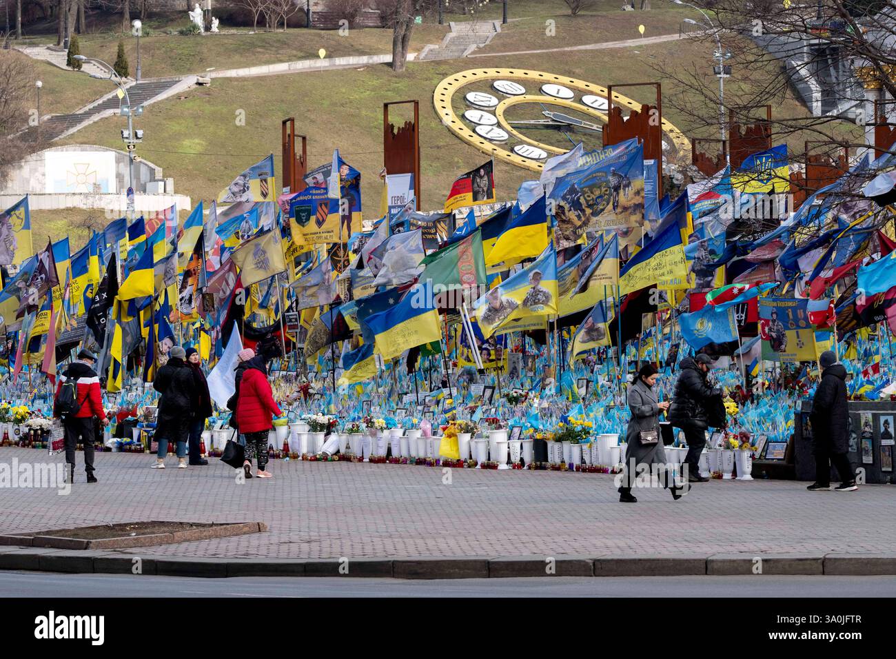 Flags and candles at Independence Square Maidan Nezalezhnosti ...