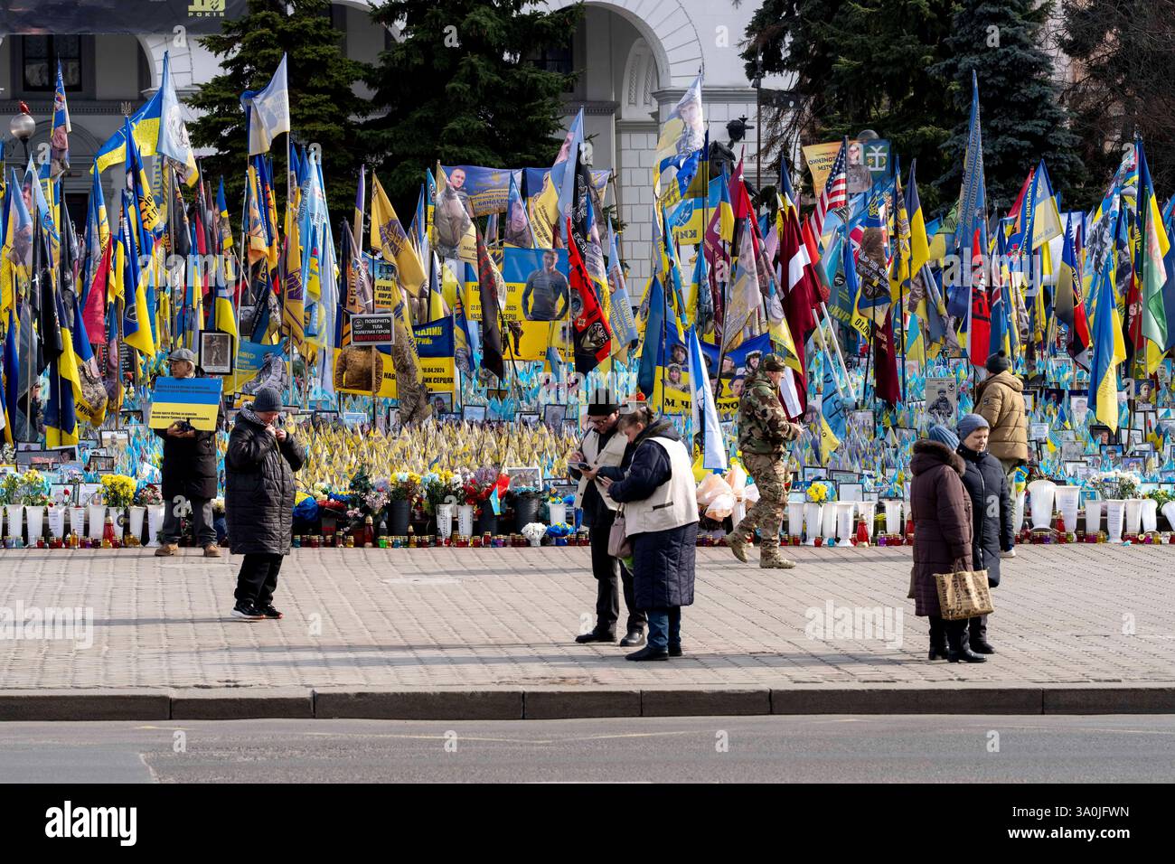Flags and candles at Independence Square Maidan Nezalezhnosti ...