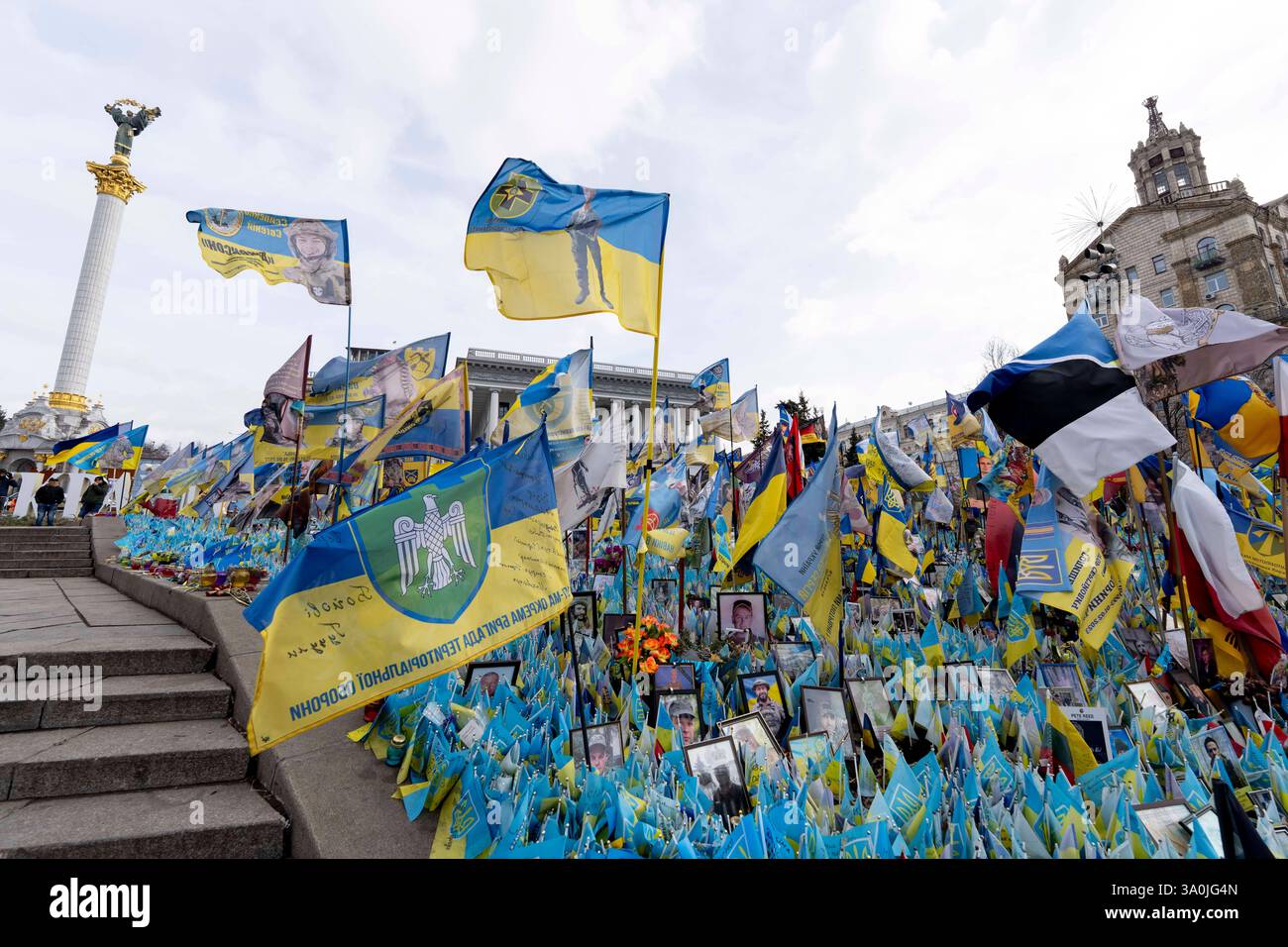 Flags and candles at Independence Square Maidan Nezalezhnosti ...