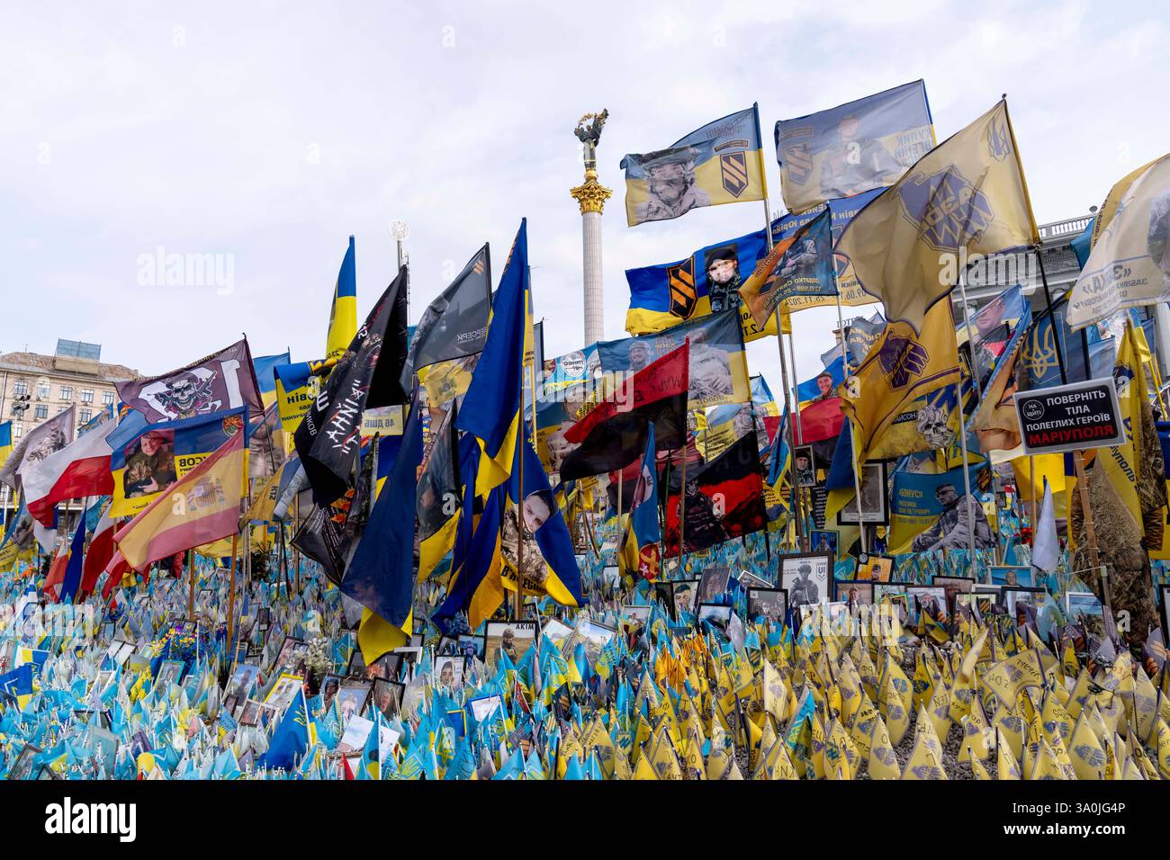 Flags and candles at Independence Square Maidan Nezalezhnosti ...