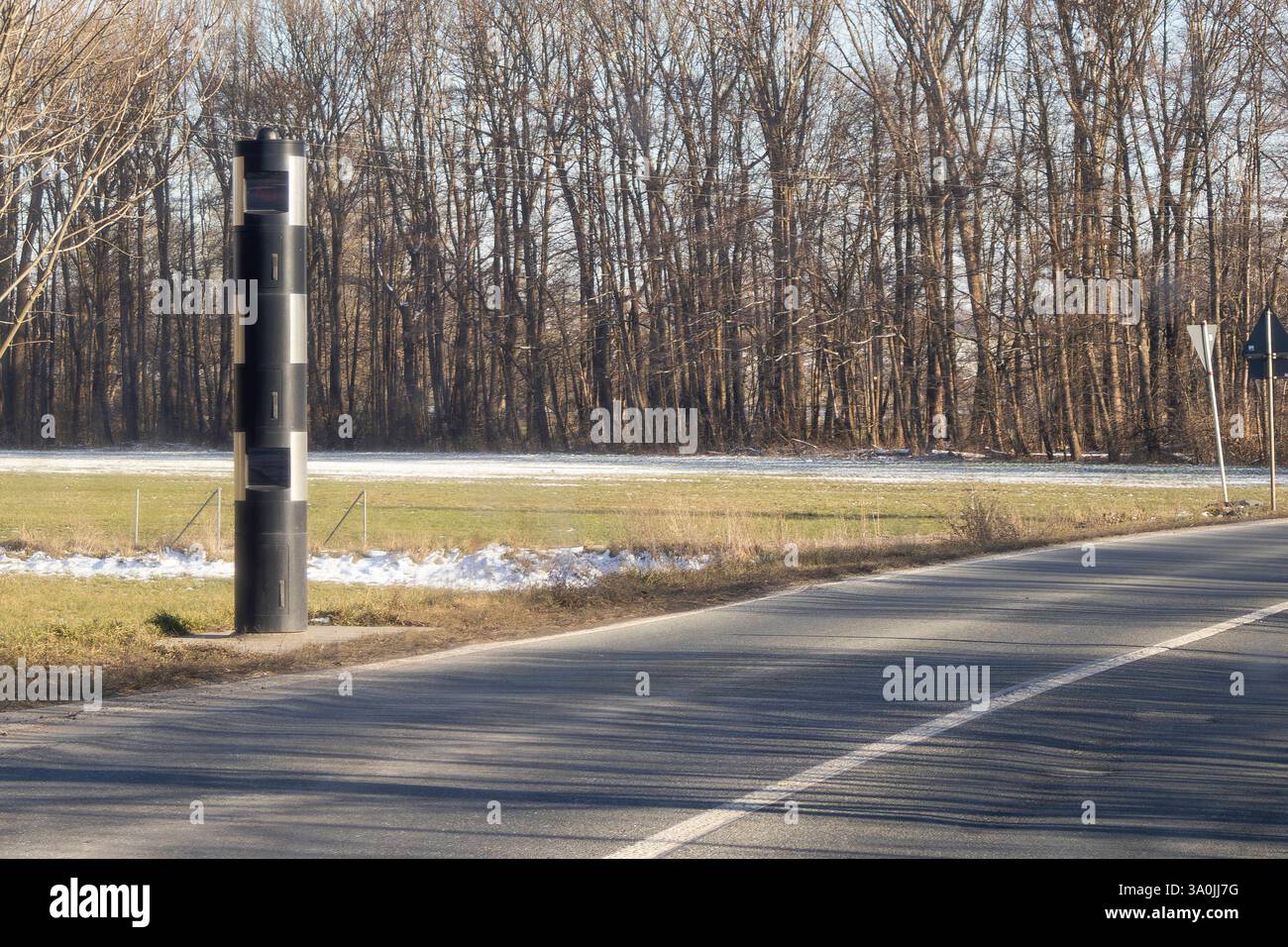 Symbolbild Stationärer Blitzer in Seerhausen. *** Symbolic image of ...