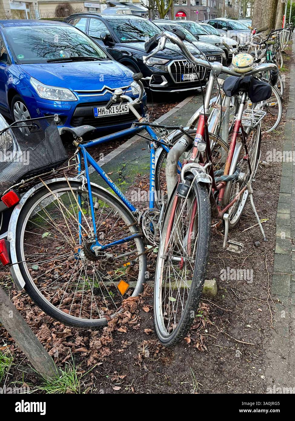 Kaputte nicht fahr tuechtige defekte Fahrraeder an Schutzbuegeln an der ...