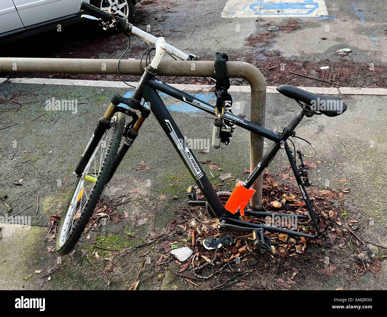 Kaputte nicht fahr tuechtige defektes Fahrrad an einem Schutzbuegel mit ...