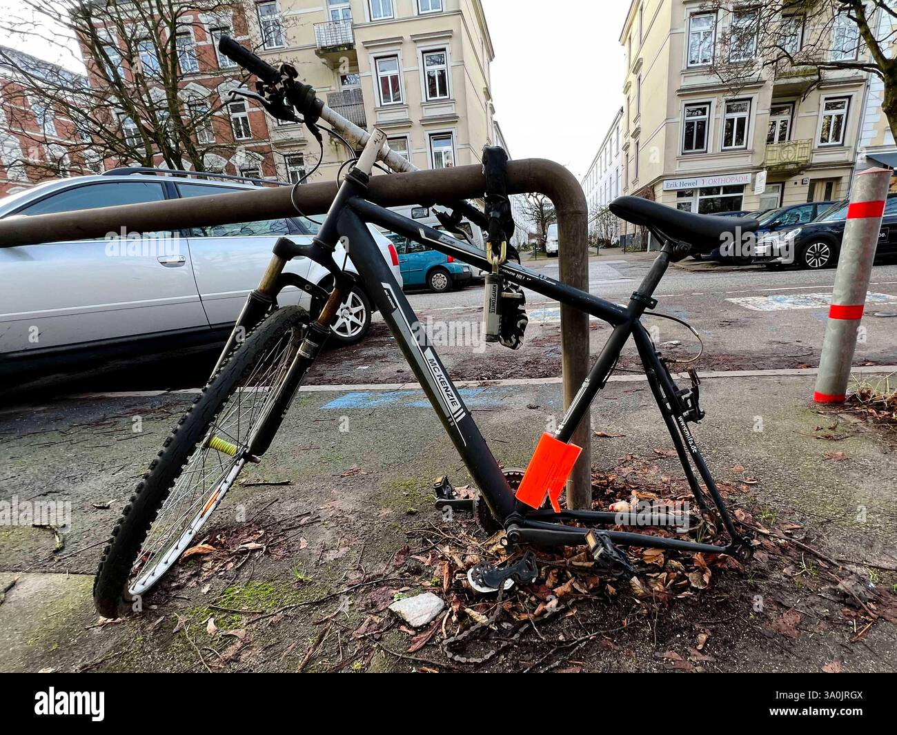 Kaputte nicht fahr tuechtige defektes Fahrrad an einem Schutzbuegel mit ...