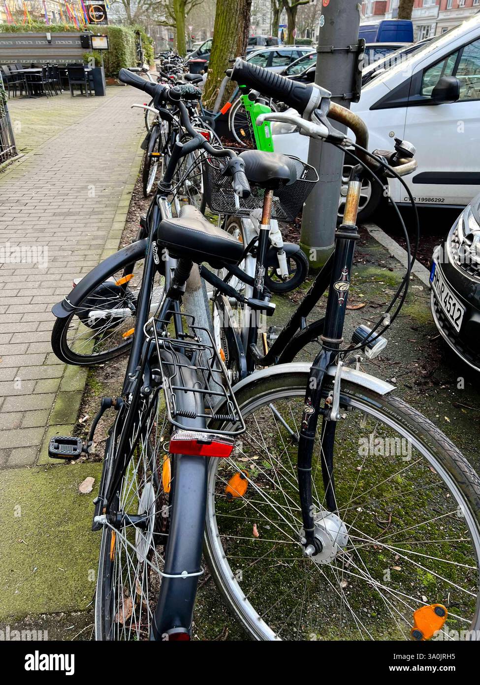 Kaputte nicht fahr tuechtige defekte Fahrraeder an Schutzbuegeln an der ...