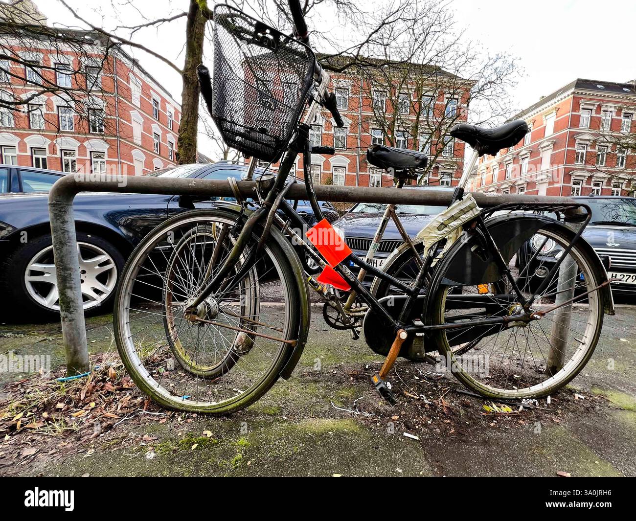 Kaputte nicht fahr tuechtige defekte Fahrraeder Fahrrad an einem ...