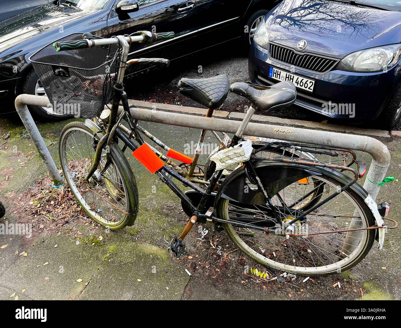 Kaputte nicht fahr tuechtige defektes Fahrrad an einem Schutzbuegel mit ...