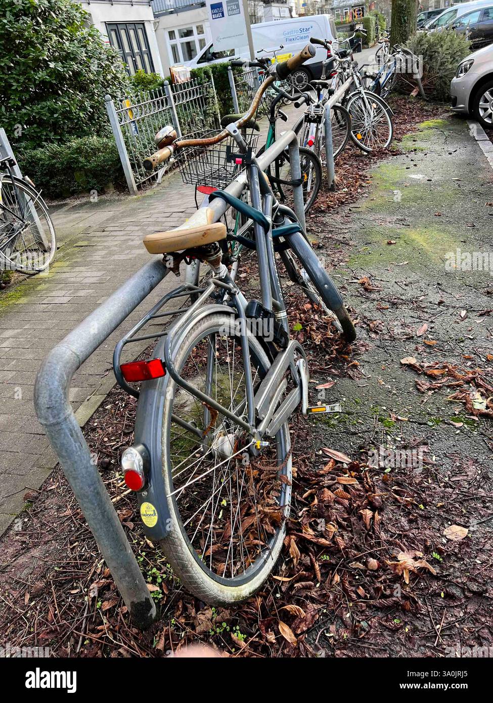 Kaputte nicht fahr tuechtige defekte Fahrraeder an Schutzbuegeln an der ...
