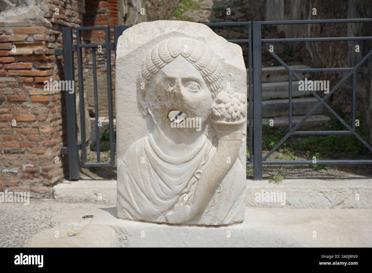 Fontana in marmo con cornucopia, situata negli scavi di Pompei Stock ...