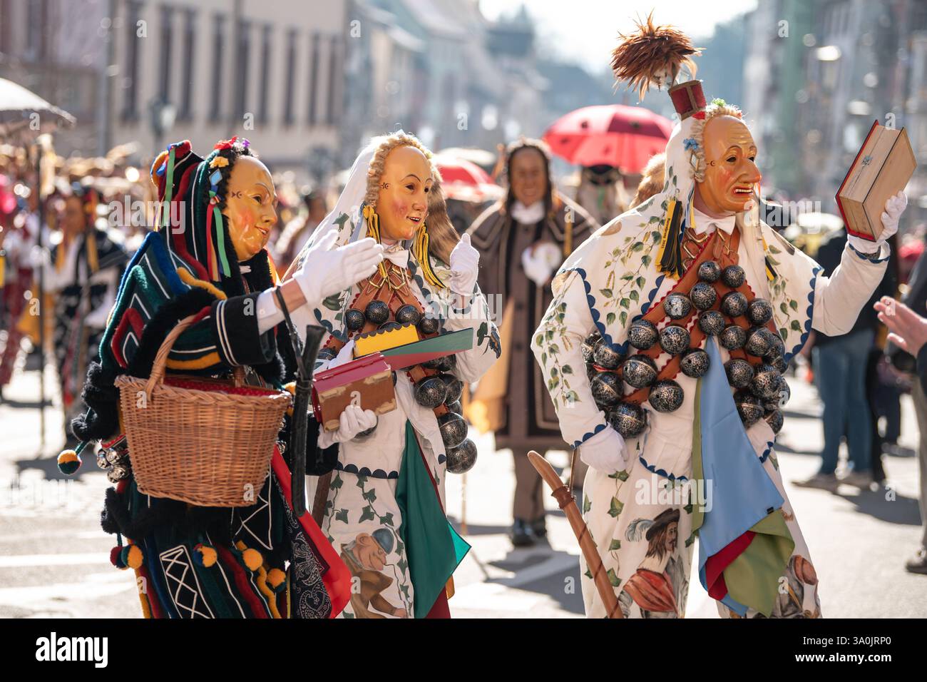 Rottweil, Germany. 04th Mar, 2025. Numerous jesters walk through the ...