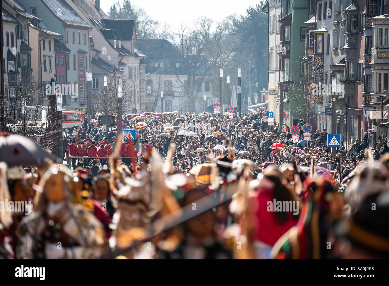 Rottweil, Germany. 04th Mar, 2025. Numerous jesters walk through the ...