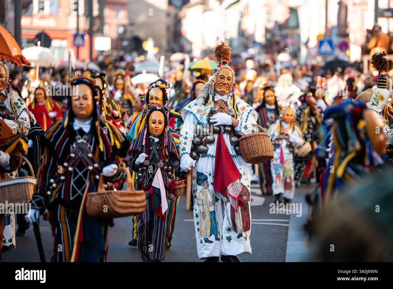 Rottweil, Germany. 04th Mar, 2025. Numerous jesters walk through the ...