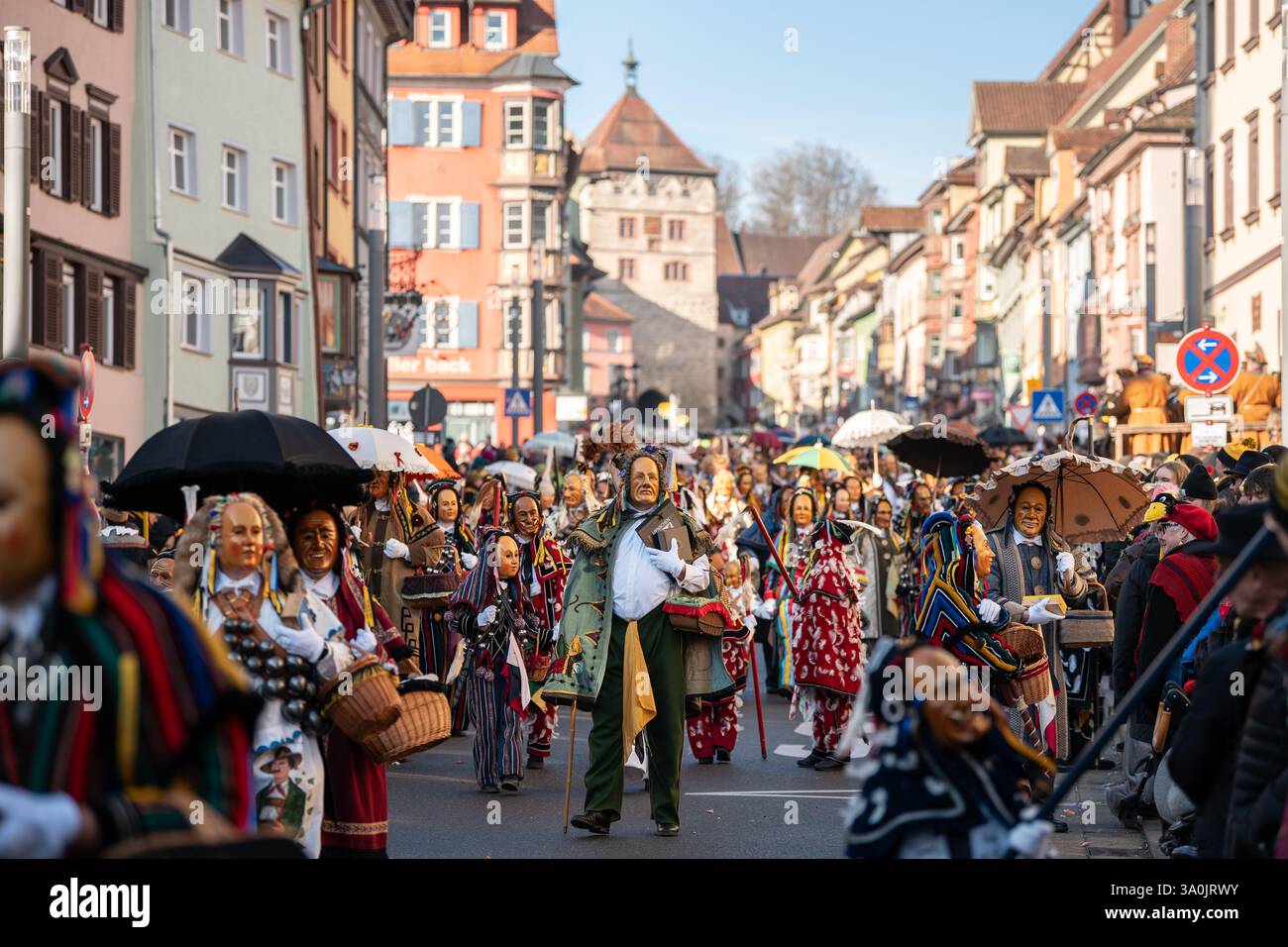 Rottweil, Germany. 04th Mar, 2025. Numerous jesters walk through the ...