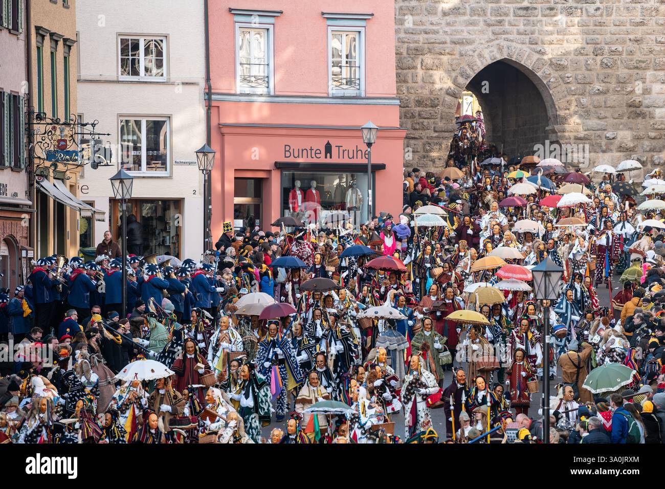 Rottweil, Germany. 04th Mar, 2025. Numerous jesters walk through the ...