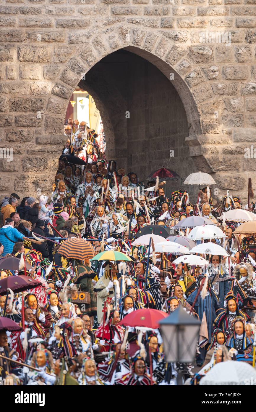 Rottweil, Germany. 04th Mar, 2025. Numerous jesters walk through the ...