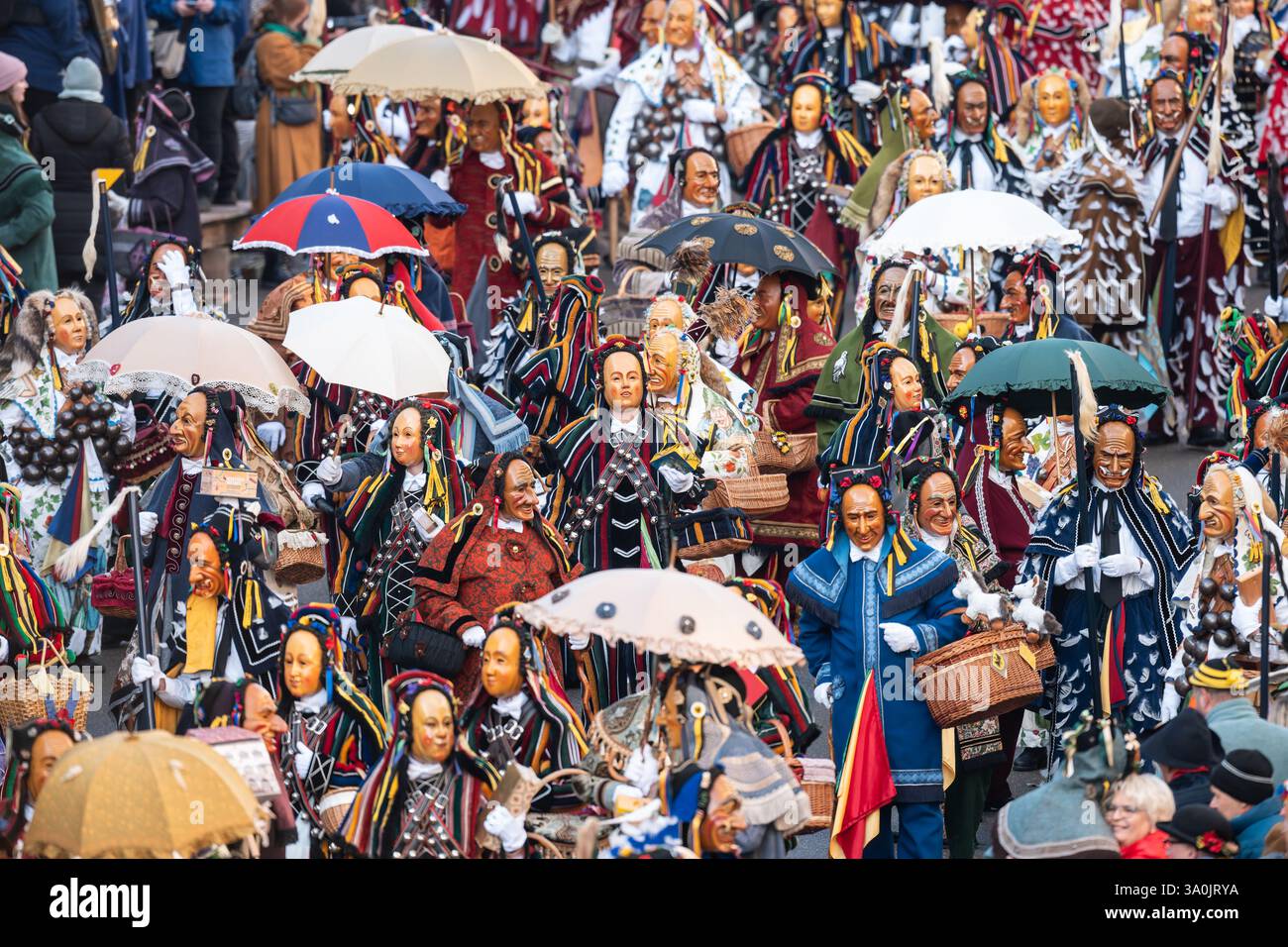 Rottweil, Germany. 04th Mar, 2025. Numerous jesters walk through the ...