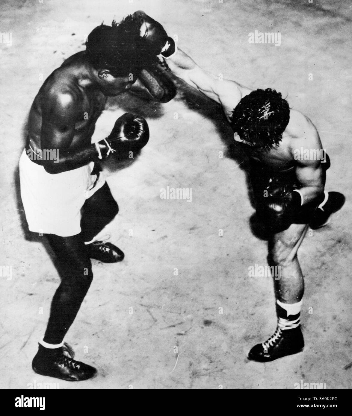 Elley Bennett Evades a right from Mexican Luis Castillo during their ...