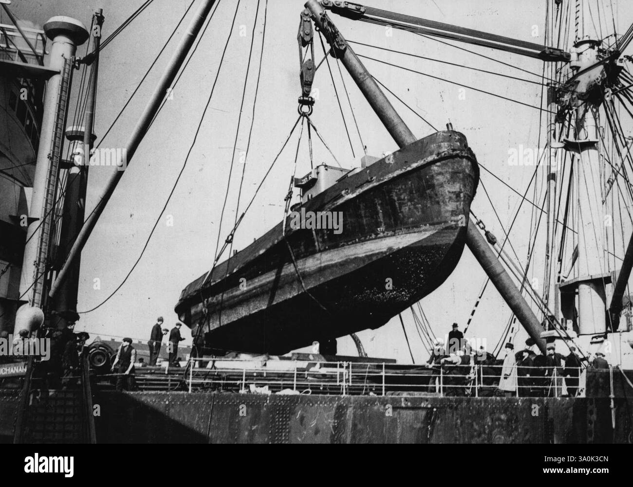 Liner's Big Lift The tug as it was loaded aboard the 'Clan Buccanan' by ...