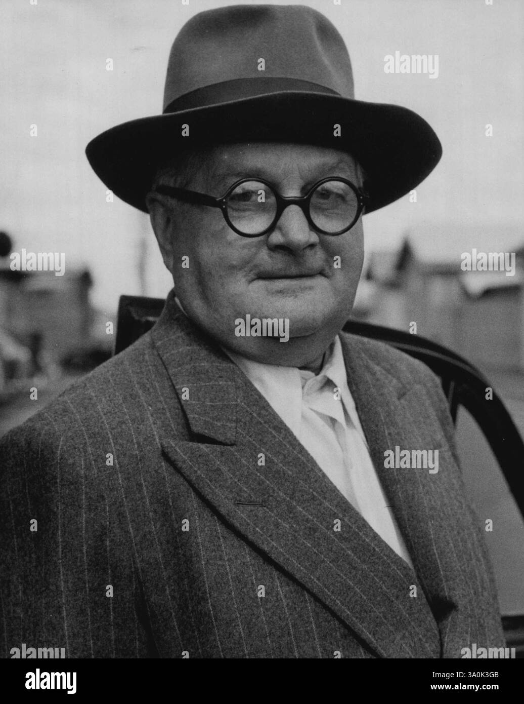 B.O.A.S. Constellation arrives at Mascot. Mr. Bartholomew. Prop. of the ...