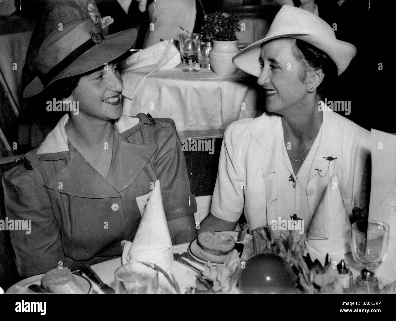 Mrs Gordon Bennett, Joan Bennett celebrates. January 16, 1942 Stock ...