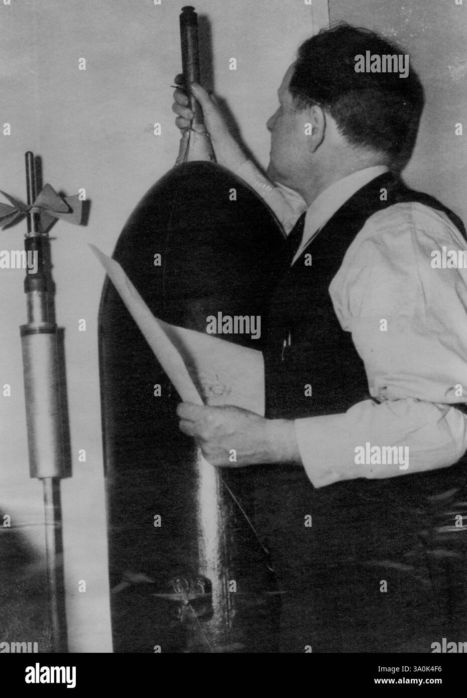 Lester barlow us inventor of new bowls hi-res stock photography and ...