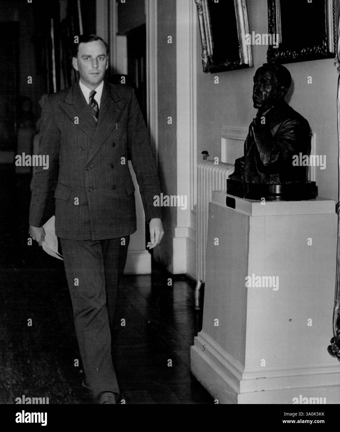 Kim Beazley (WA) walks past bronze bust of elder St. Cesman William ...