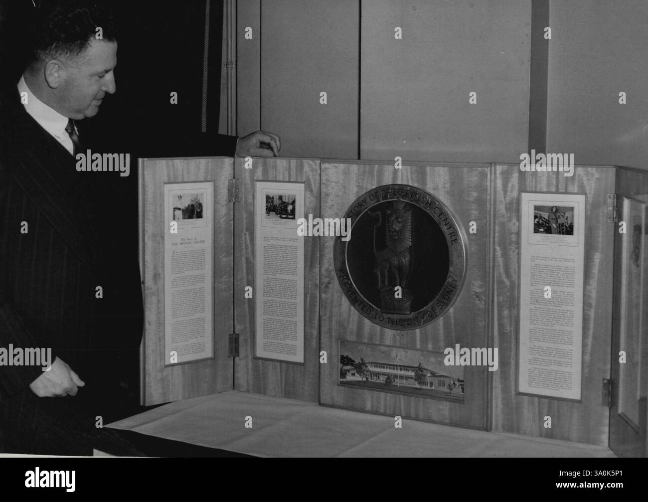 Plaque presented to city of Sydney - Lord Mayor Bartley examining the ...