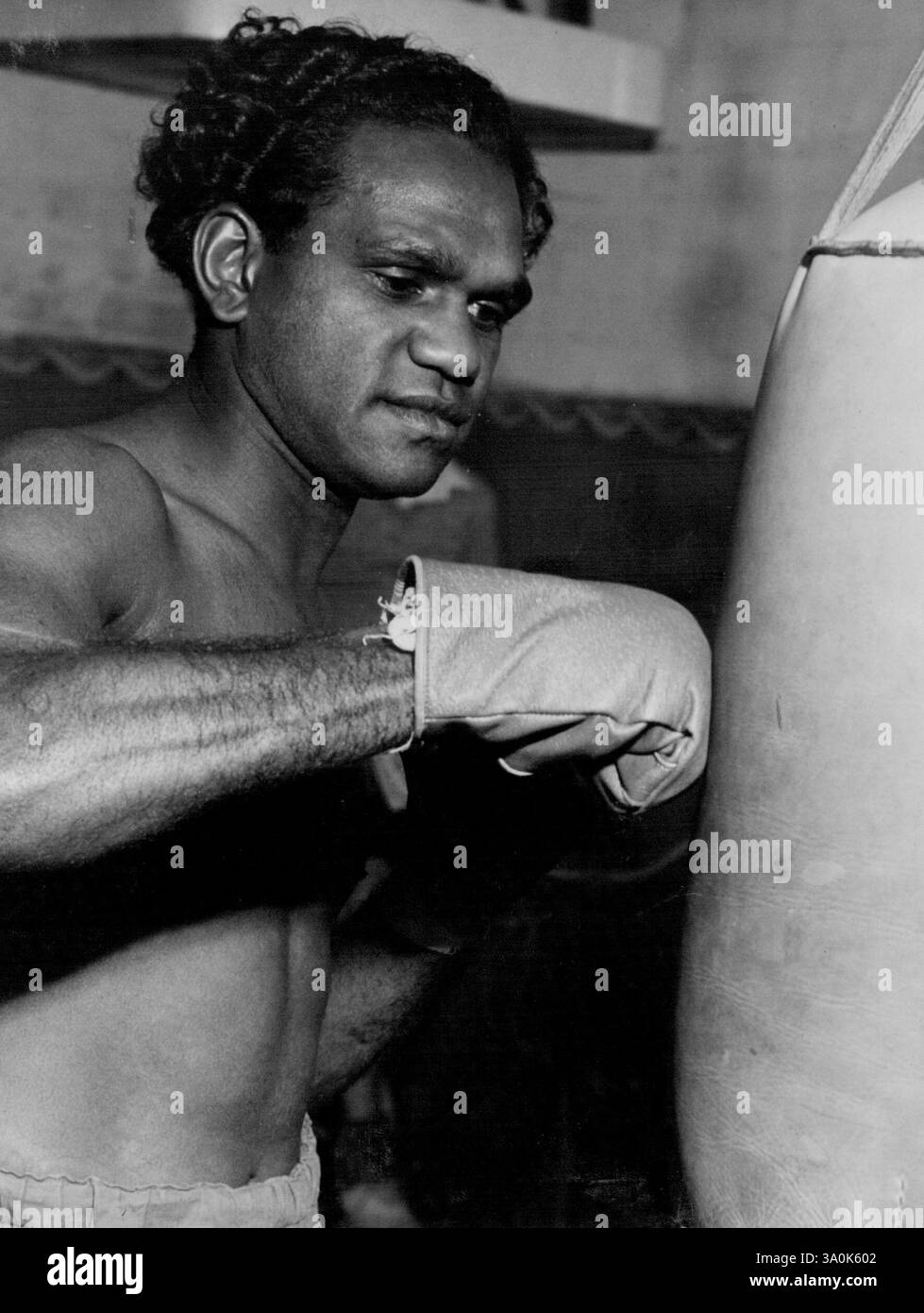 Australian featherweight boxing champion Elley Bennett working out for ...