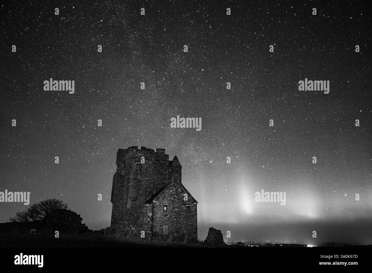inchdrewer castle northern lights black and white Stock Photo - Alamy