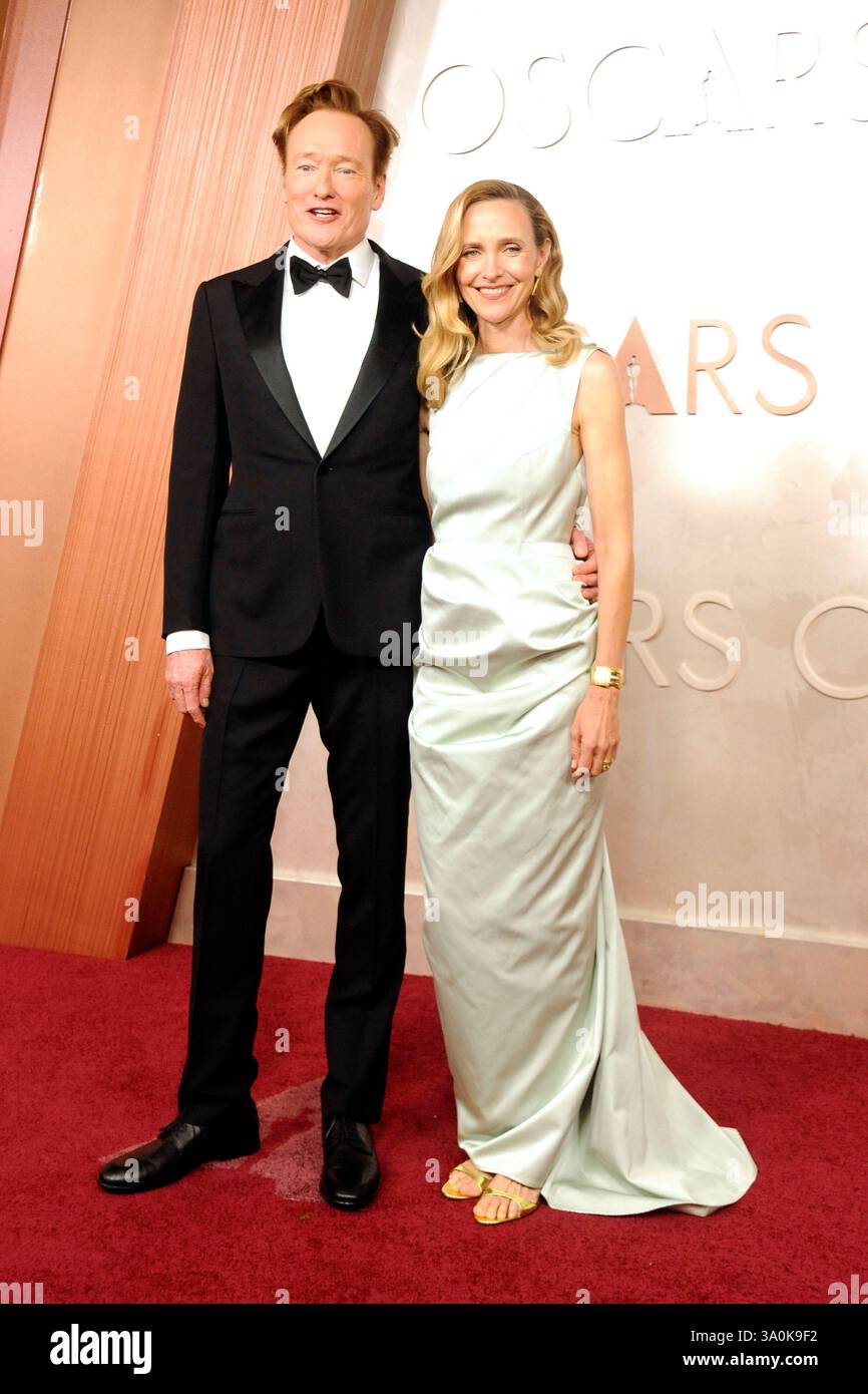 Conan O'Brien und Liza Powel O'Brien bei der Oscar Verleihung 2025 ...