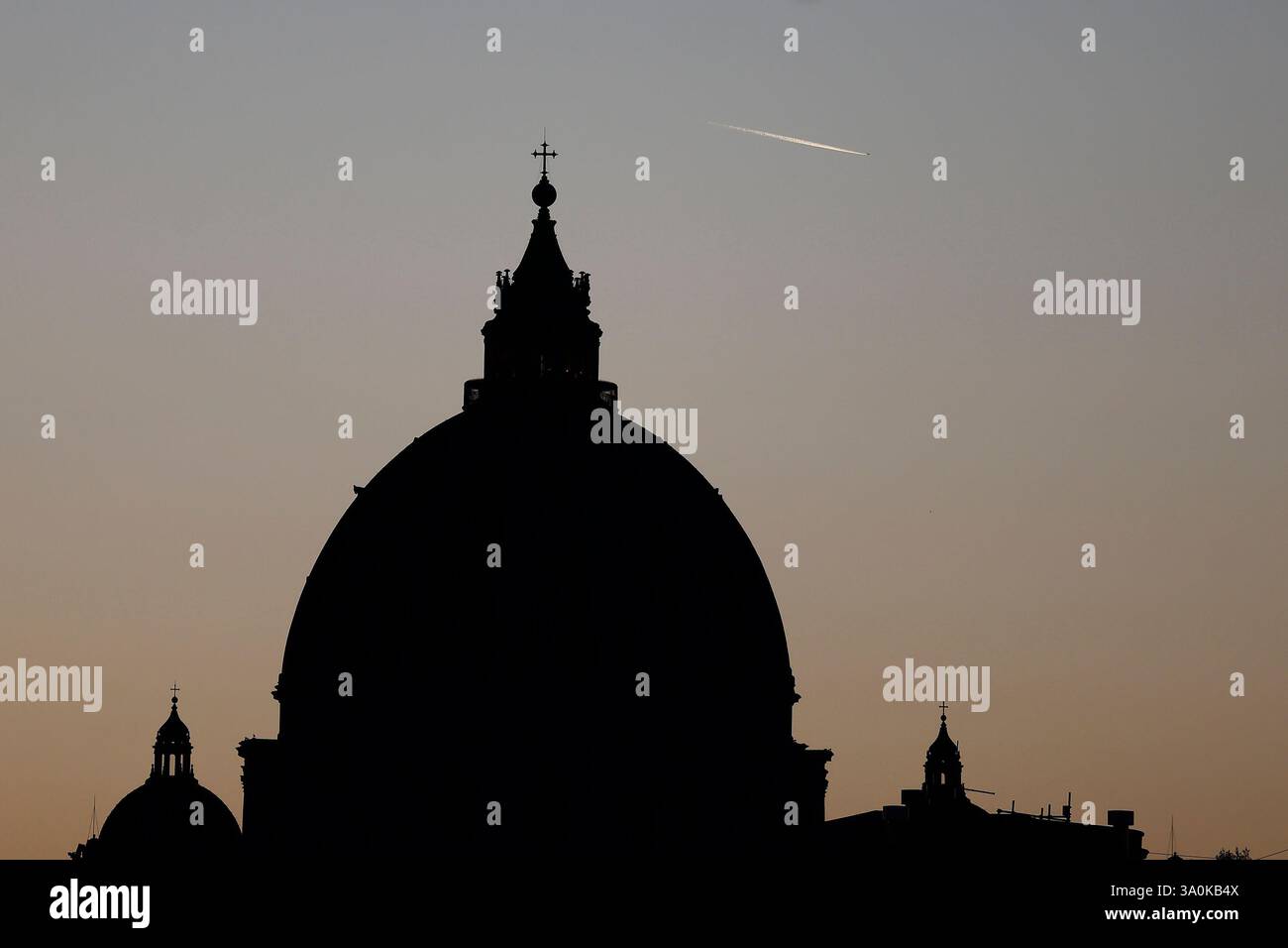 Tramonto sulla cupola di San Pietro Roma ÑItalia Ñ Marted“ 4 Marzo 2025 ...