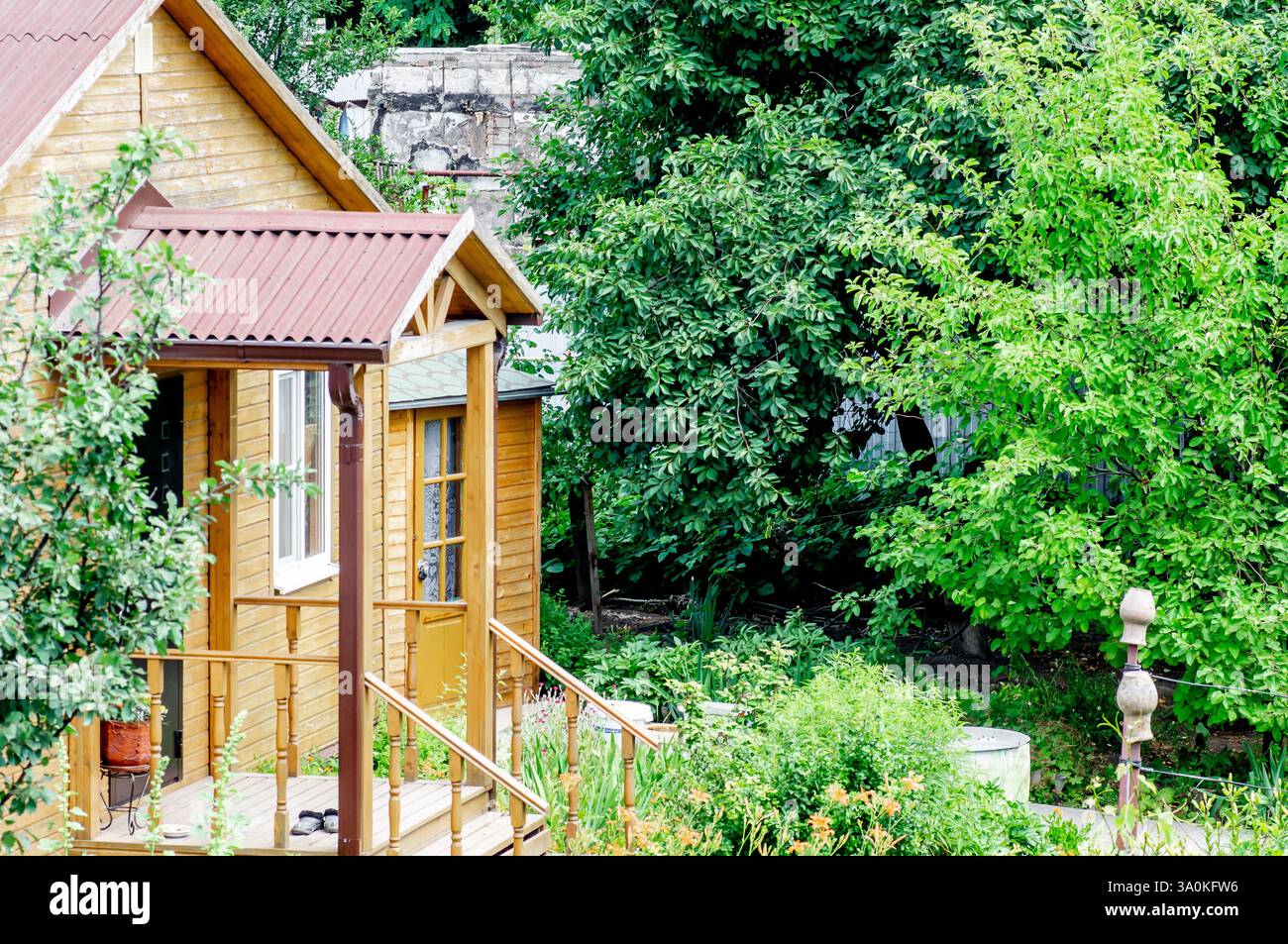 Entrance to garden lodge hi-res stock photography and images - Alamy
