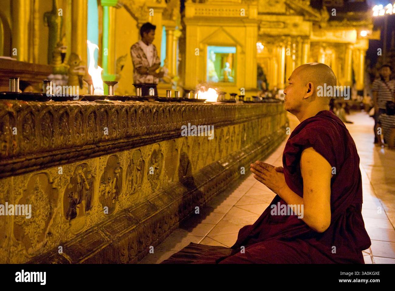 Myanmar, Yangon, Shwedagon Paya, monk Stock Photo - Alamy