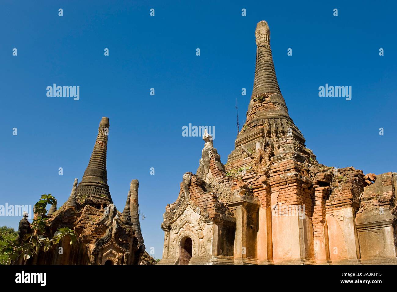 Myanmar, Inle lake, Inlay Shwe Inn Tain pagoda Stock Photo - Alamy