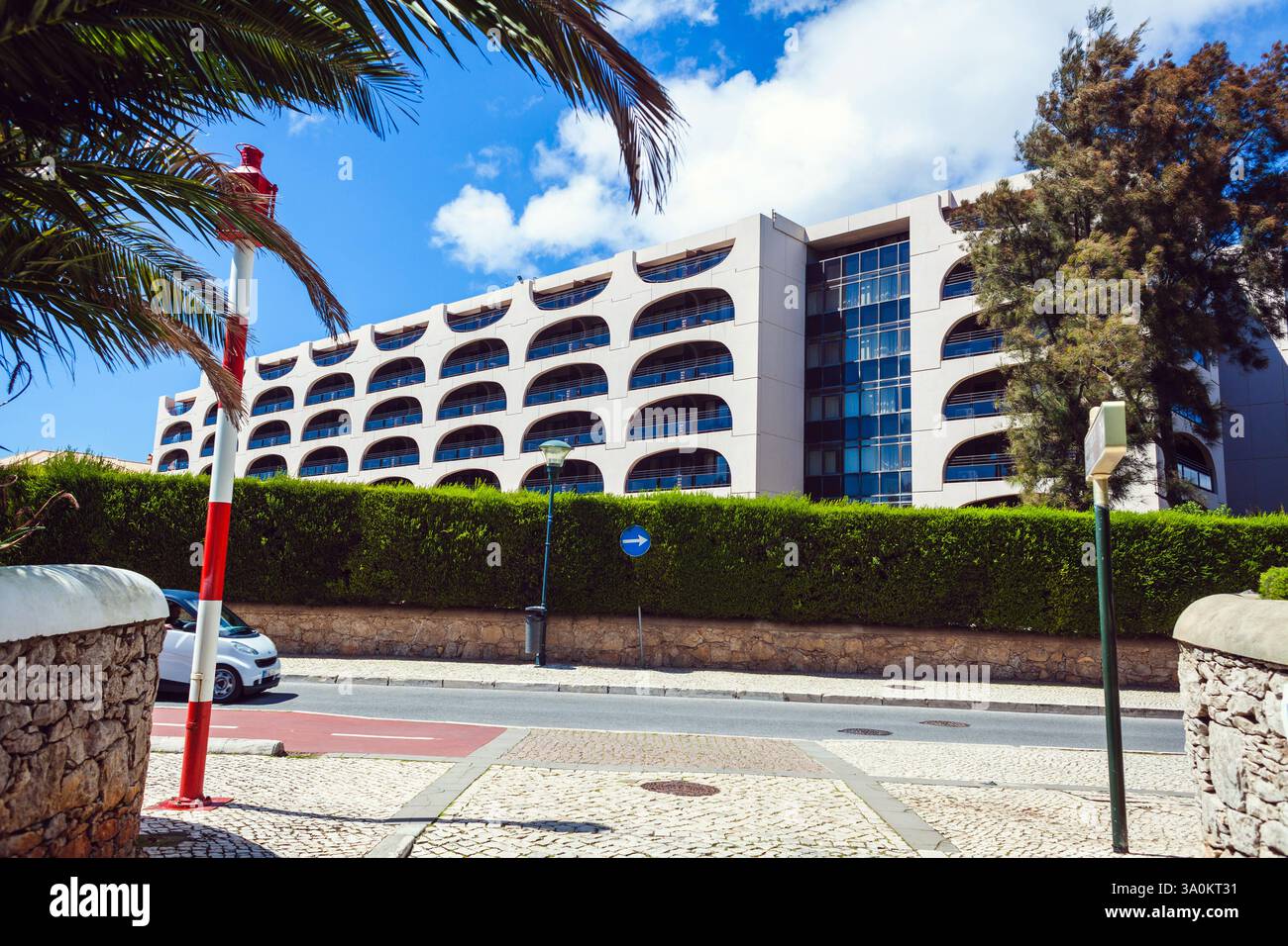 Modern hotel building balconies facing hi-res stock photography and ...