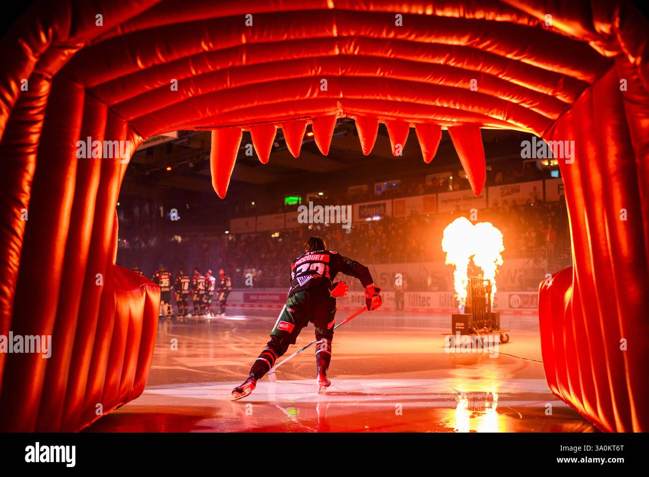 04 March 2025, Bavaria, Augsburg: Ice hockey: DEL, Augsburger Panther ...