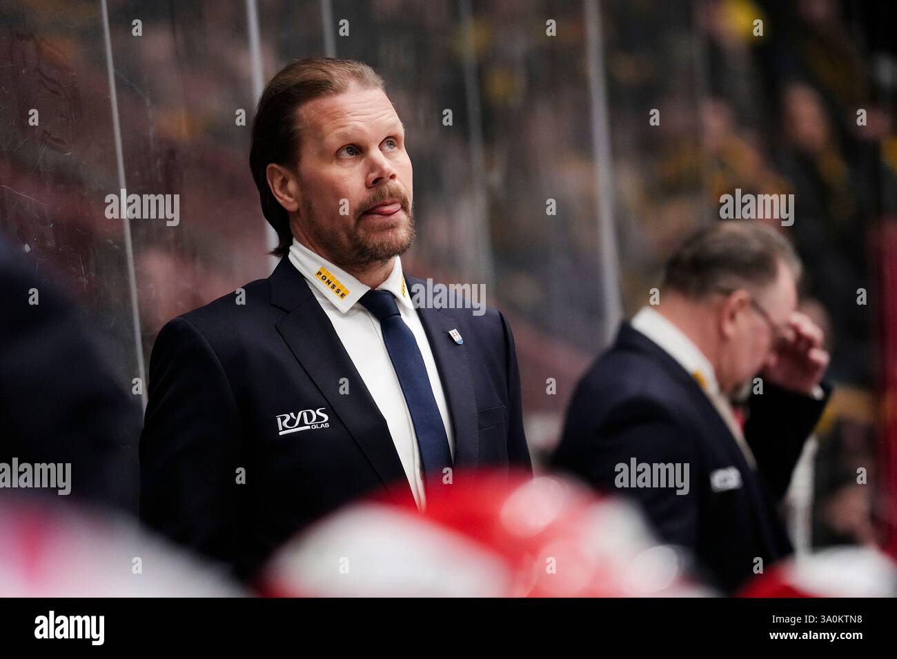 250304 Timrås tränare Olli Jokinen under ishockeymatchen i SHL mellan ...