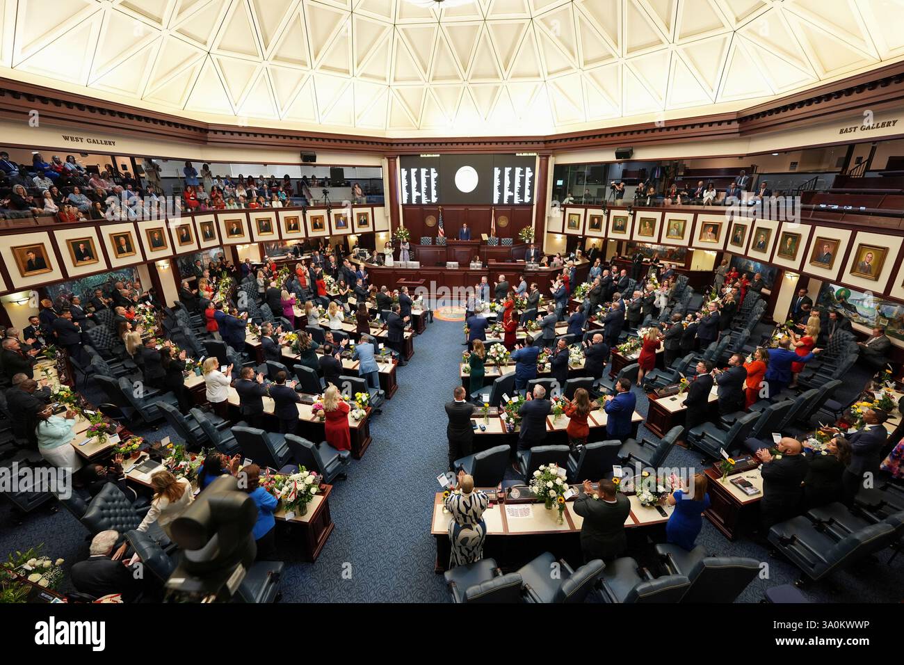 State representatives applaud in the House chamber during the opening ...