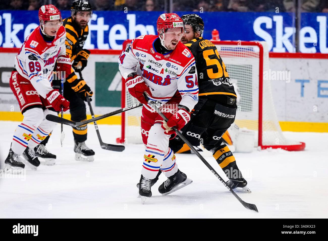 250304 Timrås Jonathan Dahlén och Skellefteås Arvid Lundberg under ishockeymatchen i SHL mellan ...