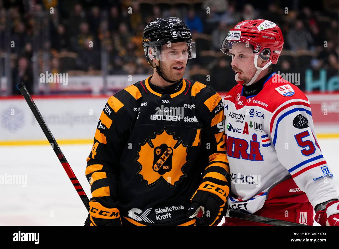 250304 Skellefteås Oscar Lindberg och Timrås Jonathan Dahlén under ishockeymatchen i SHL mellan ...