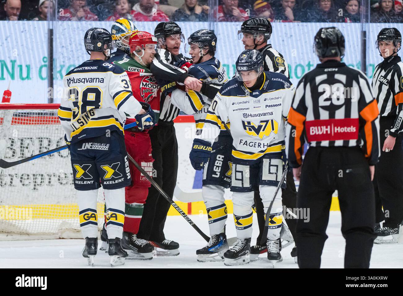 250304 Modos Mikkel Aagaard och HV71s spelare bråkar framför HV71s målvakt Frederik Dichow under ...