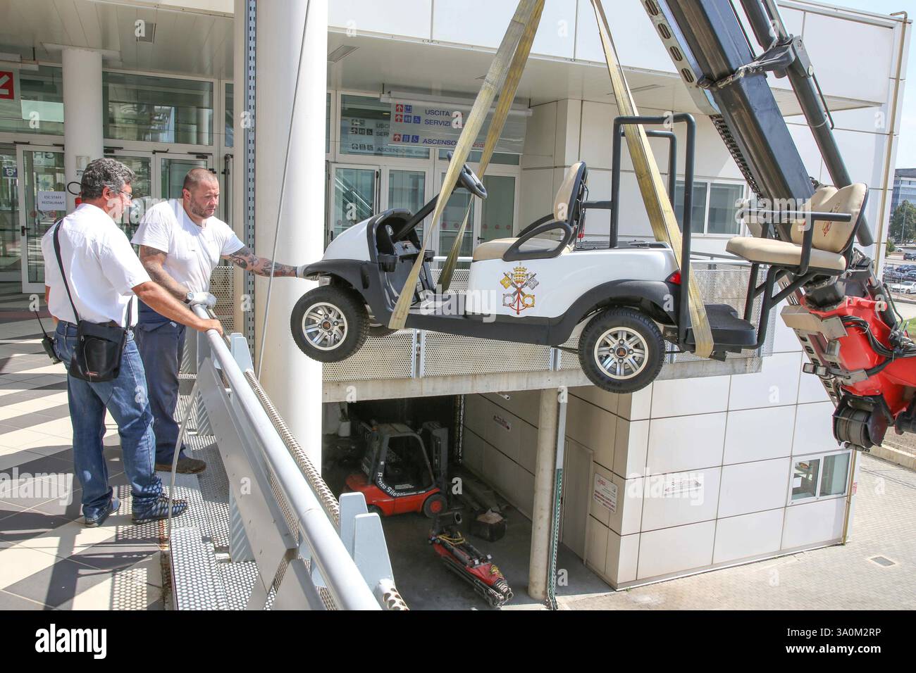 Rome, Italy. 30th Aug, 2016. A specialty-adapted golf cart gets lifted ...