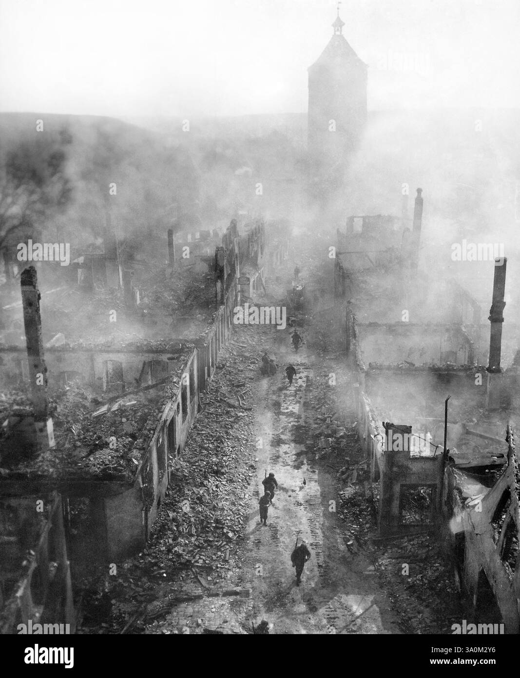 U.S. infantrymen of the 255th Infantry Regiment moving down street to ...